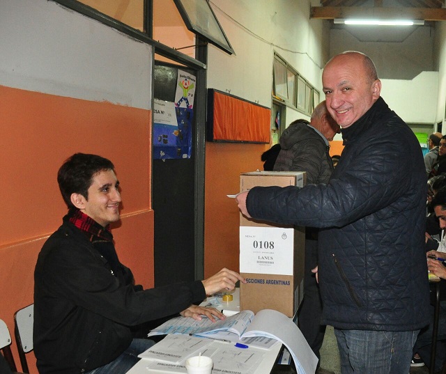 NICOLÁS RUSSO EMITIÓ SU VOTO EN LANÚS – Lanus Noticias